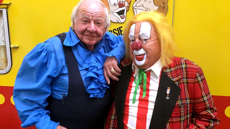 Bassie & Adriaan herenigd: ontvangen speciale munt ter ere van 50-jarig ...