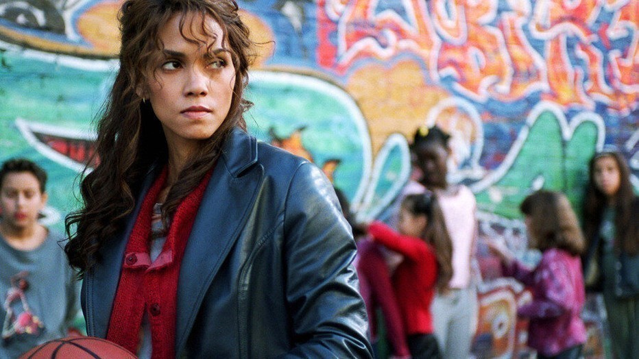 Een Kater Voor Halle Berry In Actiefilm Catwoman